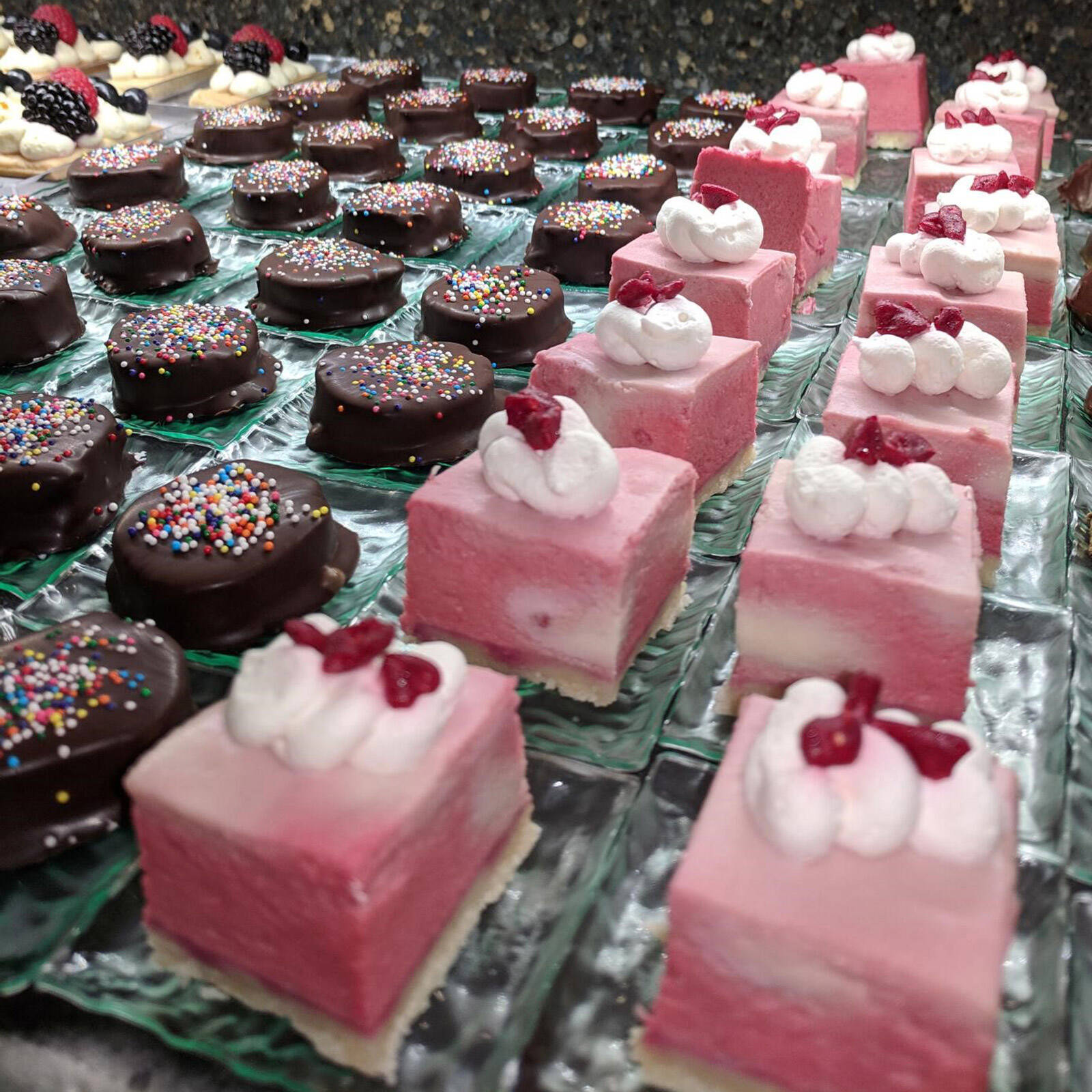 By a Pro: Disposable Mini Tasting Plates | Dessert Table Presentation